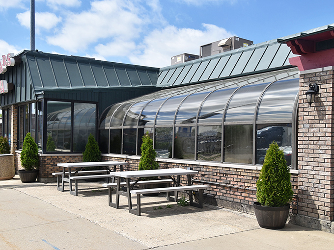 Outdoor seating for those perfect Illinois days when the weather and your pizza cravings align under clear blue skies.
