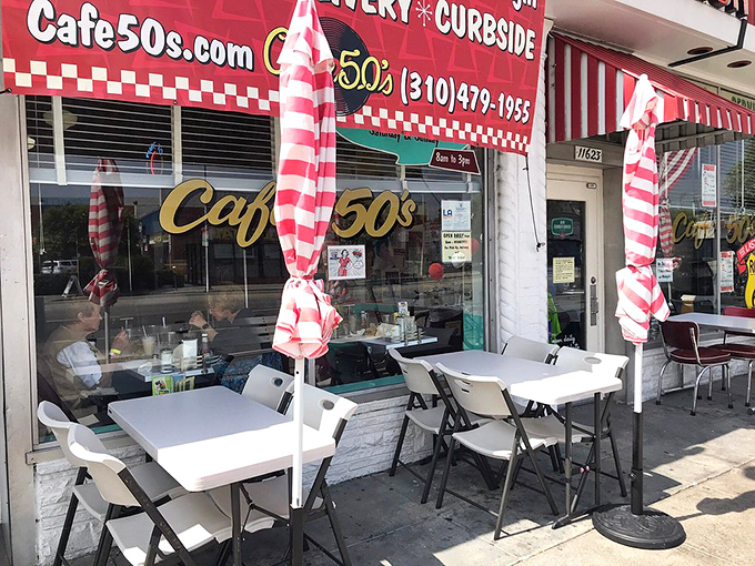 Sidewalk seating for those who want their nostalgia with a side of people-watching. Urban dining with a 1950s twist.