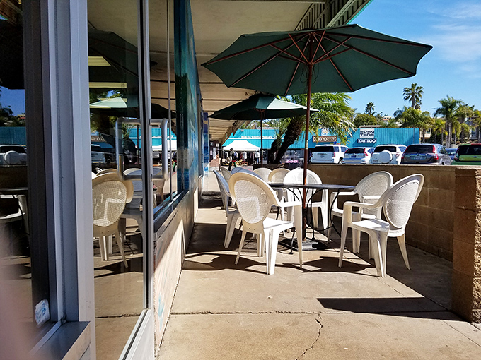 California outdoor dining at its most honest. Ocean breeze, palm trees, and sugar-coated fingers&mdash;a perfect trilogy.