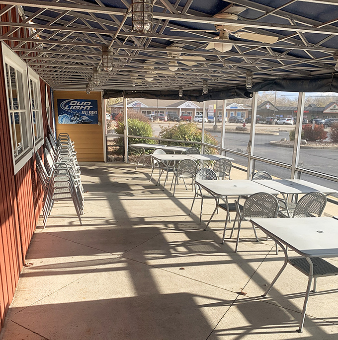 The screened patio offers al fresco dining without competing with the bugs &ndash; because nothing should come between you and barbecue perfection.