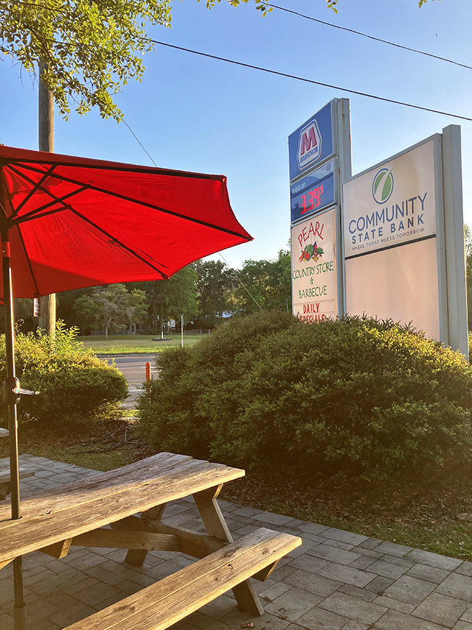 The sign that's launched a thousand detours. For road-trippers, these red letters spell "worth the stop" in any language.