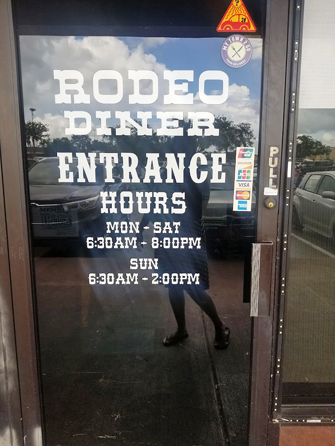 Early birds get the pancakes &ndash; Rodeo Diner's hours accommodate both the sunrise crowd and those who believe breakfast is an all-day affair.