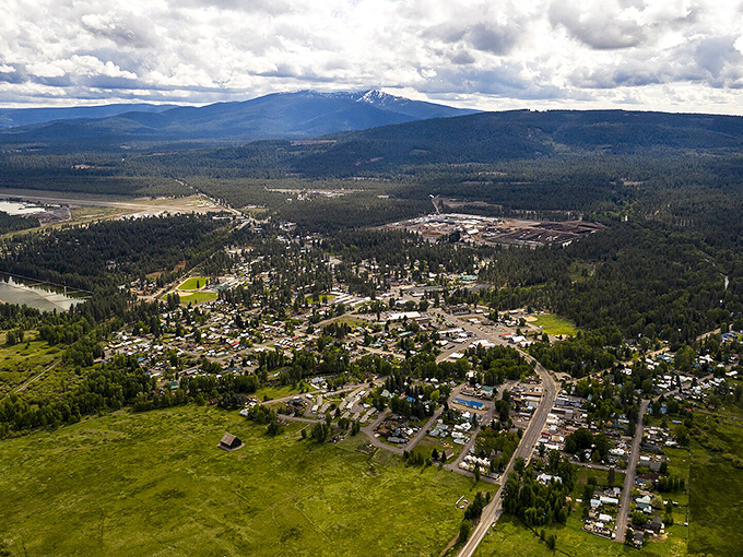 From above, Chester reveals its true character: a perfect pause between wilderness and civilization, where mountains stand guard over everyday life.