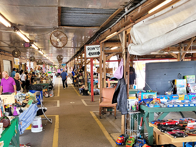 The main thoroughfare bustles with weekend warriors on the hunt. Every table holds potential discoveries &ndash; from practical household items to nostalgic collectibles.