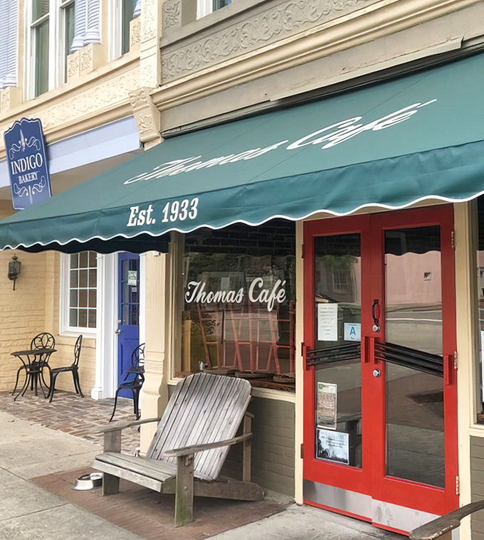 The perfect storefront doesn't exi&mdash; Oh wait, here it is! Thomas Caf&eacute;'s classic fa&ccedil;ade promises timeless flavors and zero pretension inside.