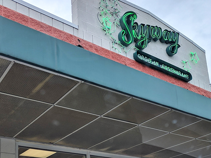 That neon sign glow &ndash; the beacon that's guided hungry Ohioans to burger paradise since the days when Elvis was king.
