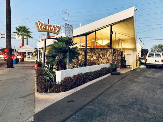 As evening approaches, Pann's angular roofline creates a silhouette that screams "Googie architecture" to design nerds everywhere.