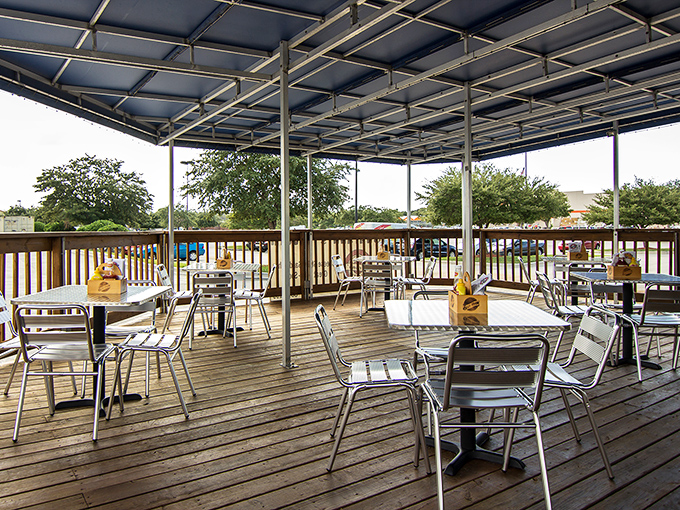 Outdoor seating for those who prefer their barbecue with a side of fresh Florida air.