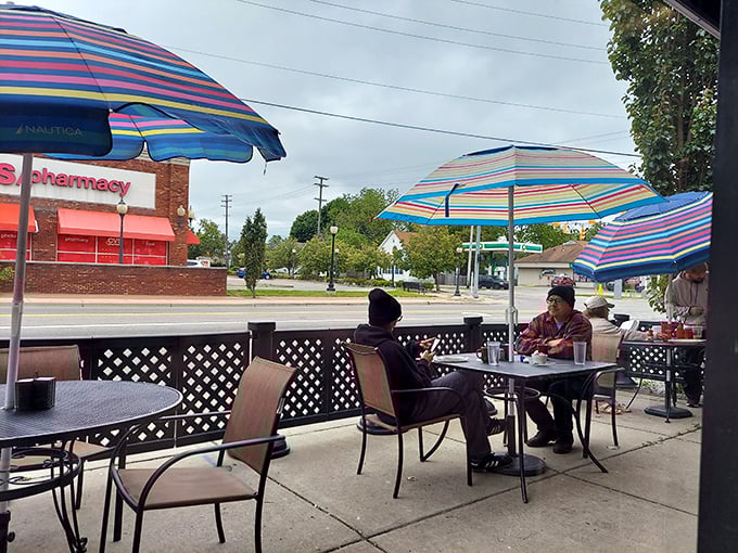 When Michigan weather cooperates, the sidewalk becomes an extension of Roxy's charm. Colorful umbrellas create an oasis for people-watching between bites.