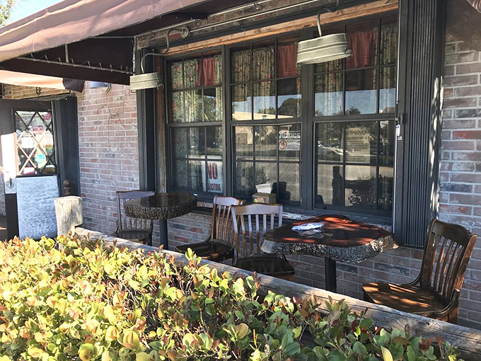 Outdoor seating for those who can't wait to get home. The brick wall has absorbed decades of "mmms" and "oh my goodness" exclamations.