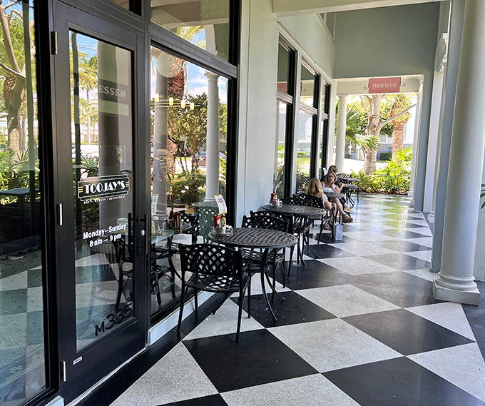 Outdoor seating offers the best of both worlds&mdash;tropical Palm Beach breezes with the aroma of classic deli fare wafting through the air.