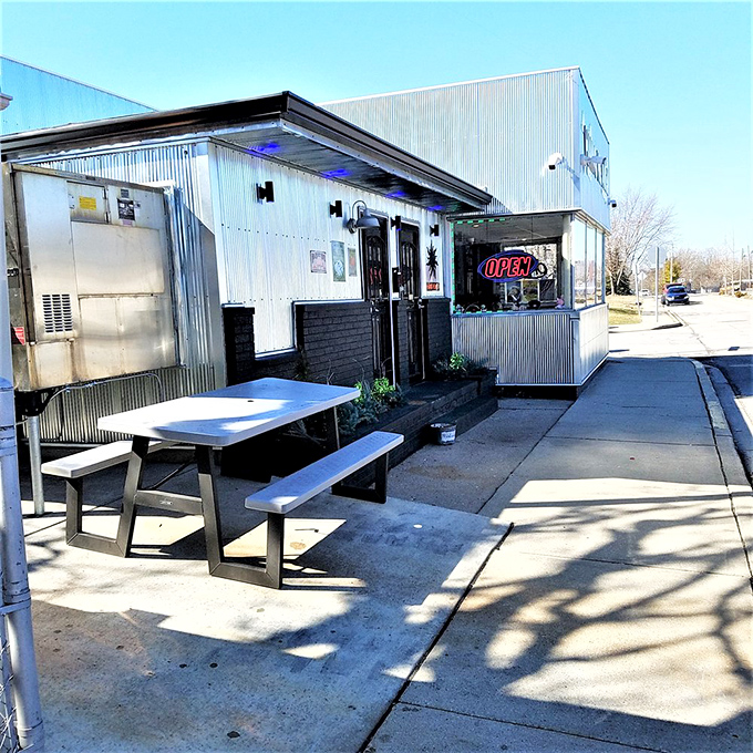 Outdoor seating for those who can't wait to dig in or who believe fresh air enhances the BBQ experience. Either way, napkins are non-negotiable.