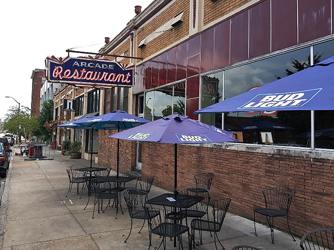 Sidewalk seating where Memphis life unfolds before you. Urban theater with a side of comfort food&mdash;the perfect combination for people-watching professionals. 