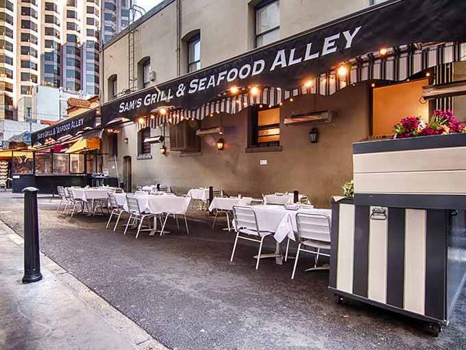 Outdoor dining at Sam's brings the classic indoors experience to the sidewalk. White tablecloths on the street&mdash;San Francisco's version of al fresco.