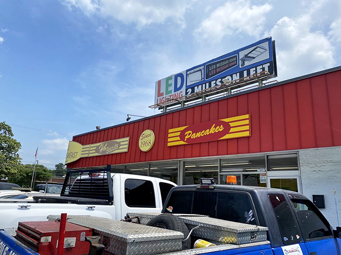 Even the parking lot fills early&mdash;because when breakfast is this good, people will set their alarms for it.