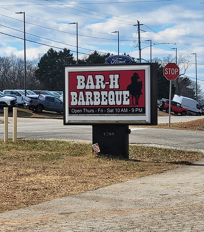 The roadside sign that's launched a thousand detours. Like a barbecue bat signal, it calls to those with empty stomachs and appreciative palates.