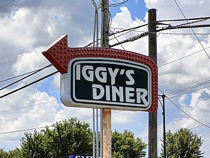 The classic arrow sign points the way to happiness. Against that Missouri sky, it's been guiding hungry travelers for generations.