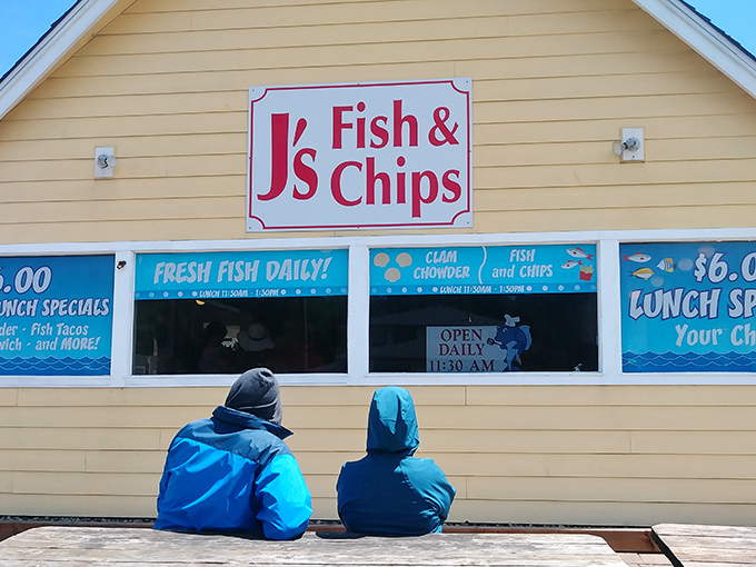 The anticipation is half the fun. Two bundled-up visitors wait patiently outside, knowing that seafood nirvana lies just beyond that yellow wall.