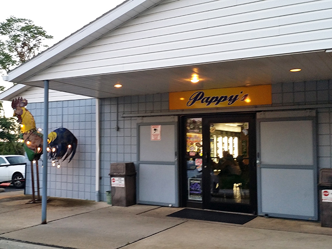 The entrance to Pappy's promises no frills, just thrills for your taste buds. That rooster mascot has seen some things. 
