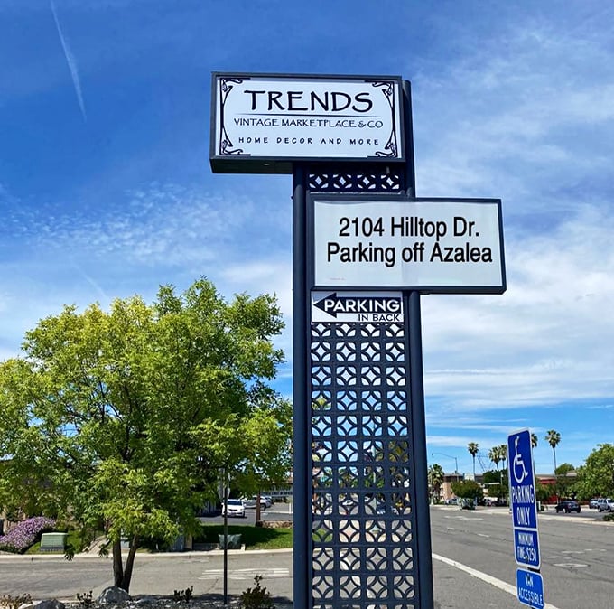 The sign that launches a thousand treasure hunts. Blue skies above seem to promise blue skies for your vintage shopping adventure.