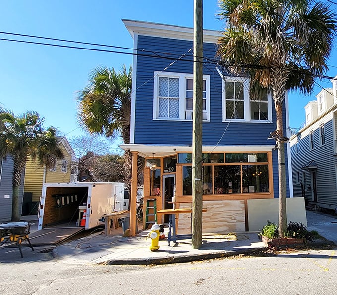 The blue house with palm trees isn't just charming &ndash; it's hiding pizza magic that'll make your taste buds dance!