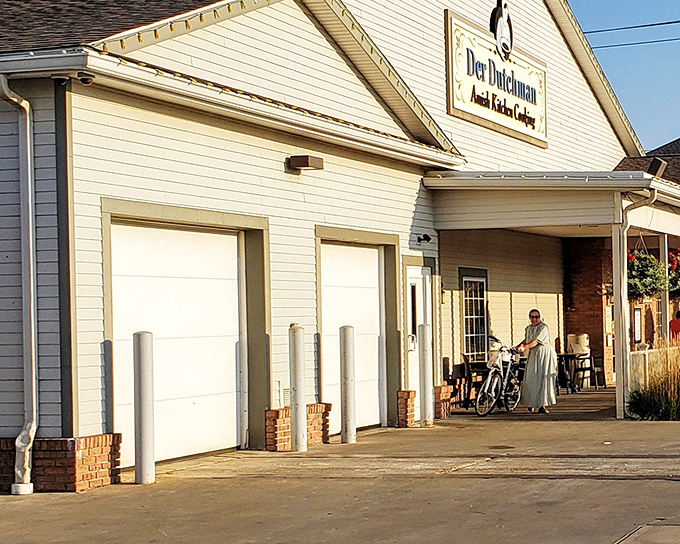 Der Dutchman's welcoming exterior promises comfort food paradise. That motorcycle parked outside is someone who knows where the good stuff is!