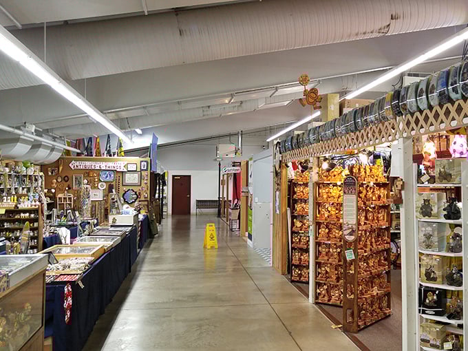 Indoor treasure hunting at its finest! Hartville's gleaming aisles promise discoveries from vintage collectibles to handcrafted curiosities.