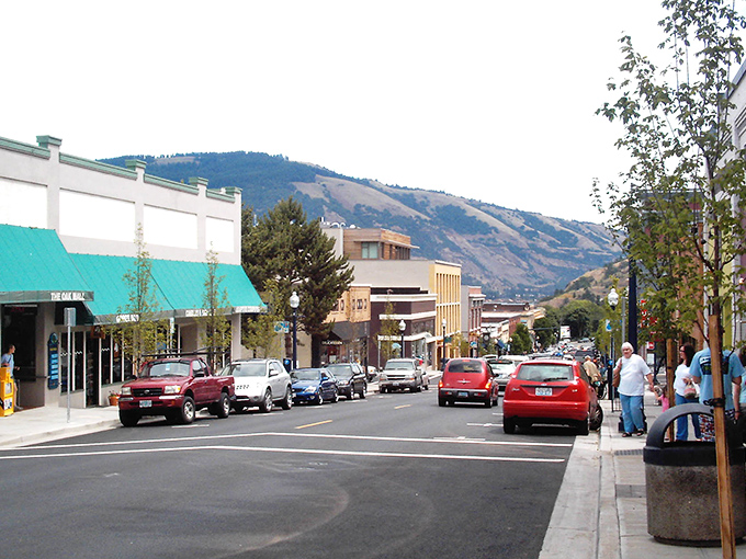 Main Street feels like a movie set—except the extras are real folks with stories worth hearing.
