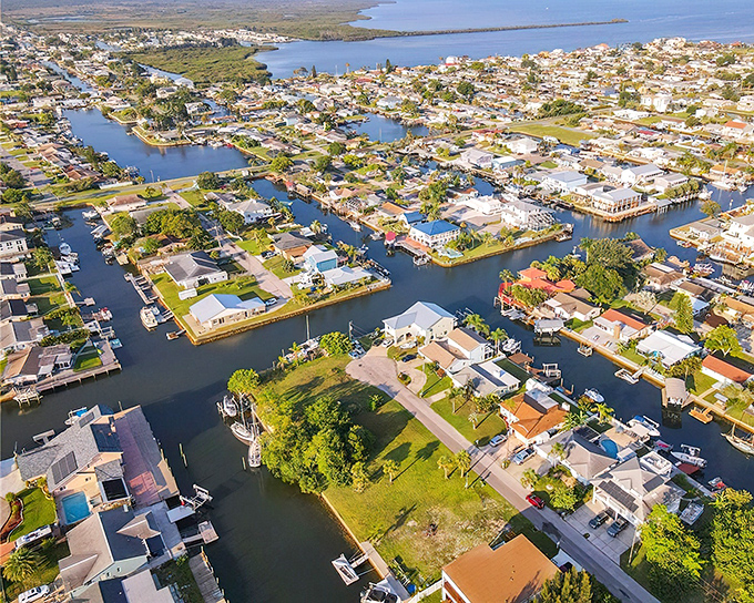 Hudson's waterways weave through neighborhoods like a liquid road system. Paradise with boat parking!