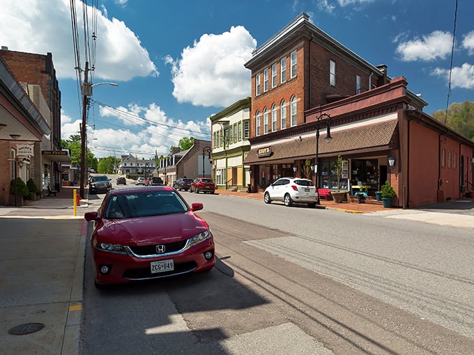 Oakland's Main Street looks like it was plucked straight from a Norman Rockwell painting. Small-town charm at its finest! 