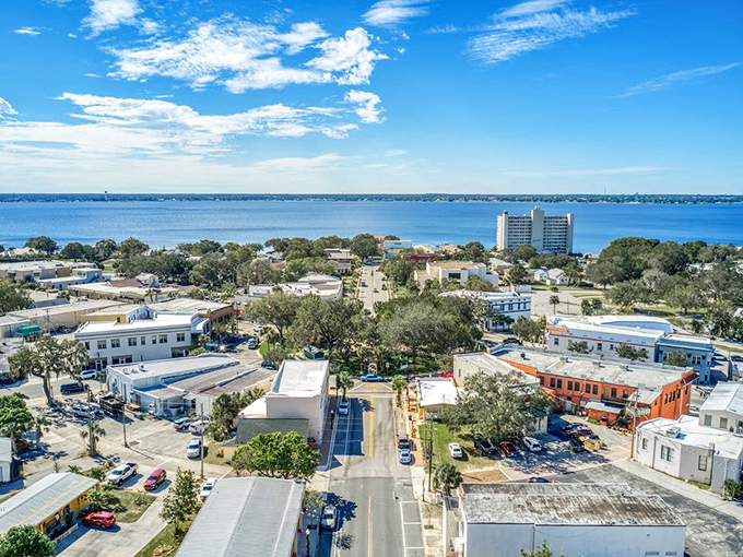 Look at that perfect circle! Sebring's downtown is like a NASCAR track for leisurely shopping and dining adventures.