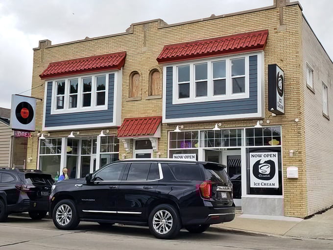 Bright yellow brick and a vintage vibe &ndash; Archie's Flat Top looks like the kind of place where burgers have always been done right.