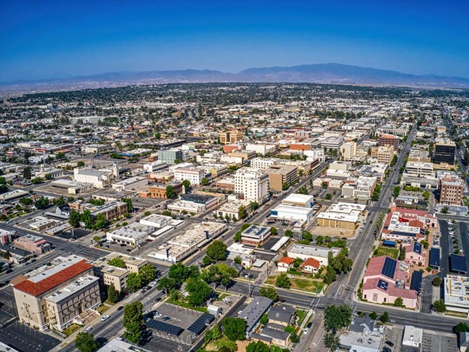 Bakersfield's sprawling cityscape offers a perfect blend of urban amenities and budget-friendly neighborhoods for retirees.