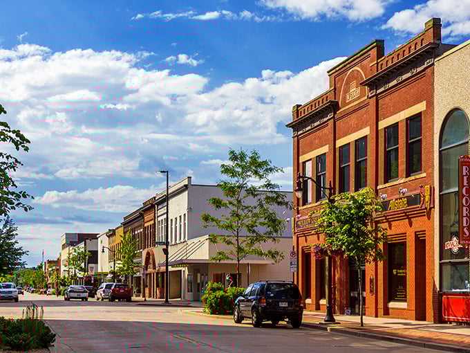 Strolling through Eau Claire, you feel that welcoming warmth. Imagine, a Main Street where every corner has a story to tell!