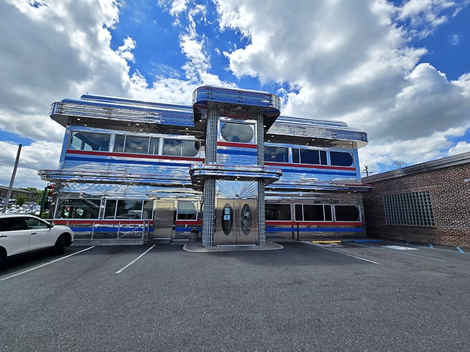 Goober's Diner: Silver bullet of breakfast bliss! Under that classic curved ceiling, coffee flows freely while locals swap stories over sizzling bacon.