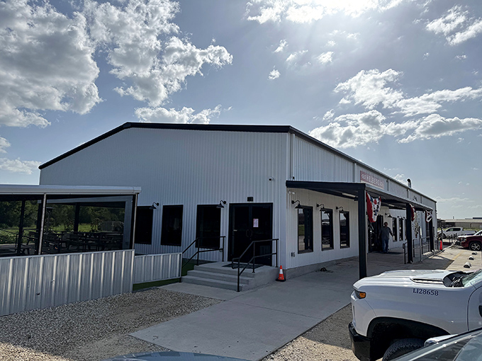 A simple white building with big BBQ dreams. Helberg's modest appearance is the Clark Kent disguise to its Superman-level ribs. 
