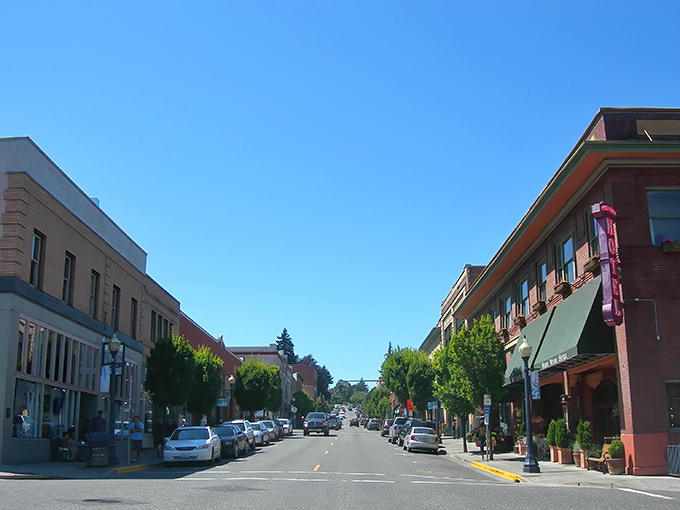 That sun-splashed corner begs for an espresso, a chat, and maybe a Sinatra soundtrack.