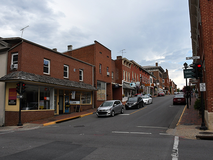 Where Norman Rockwell meets modern charm. Lexington's downtown invites you to slow down and savor small-town Virginia.