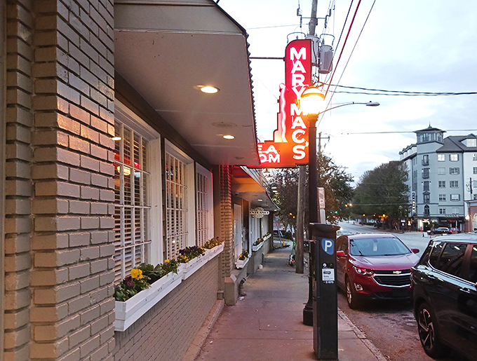 Window boxes and brick charm &ndash; Atlanta's temple of fried chicken doesn't need fancy frills when the food speaks this loudly.
