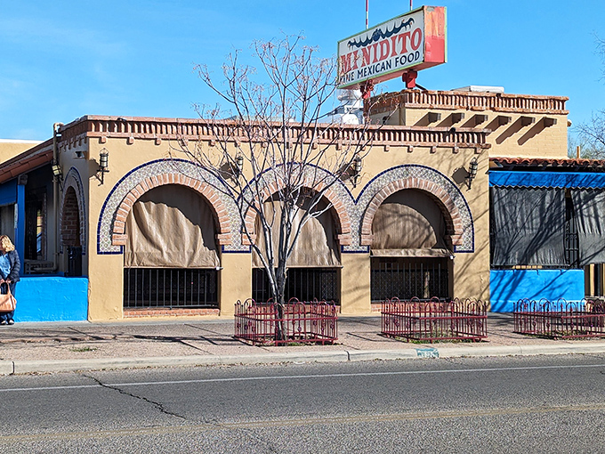 "My little nest" indeed! Mi Nidito's charming exterior promises the comfort food equivalent of a warm hug from your favorite t&iacute;a.