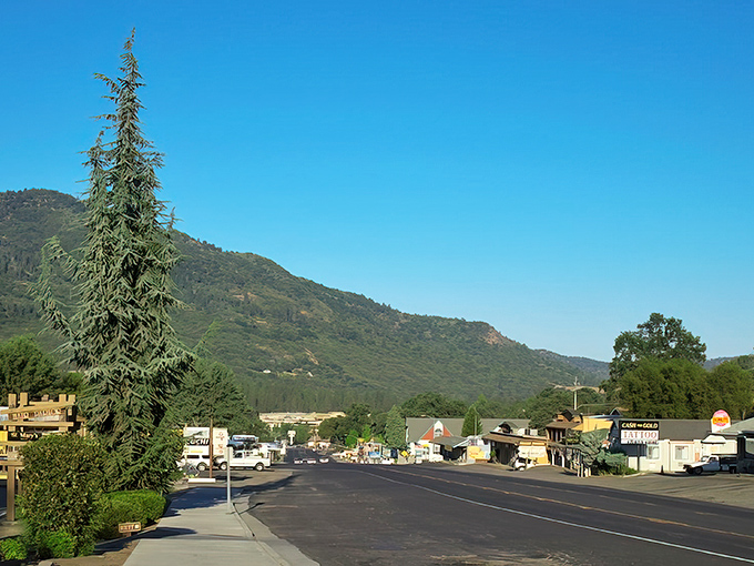 Oakhurst's tree-lined streets and mountain backdrop create that "I could live here" feeling as soon as you arrive.