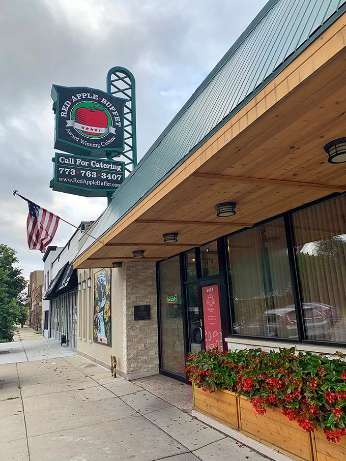 A welcoming storefront that screams "come hungry, leave happy." Those flower boxes add a touch of homey charm to this Chicago institution.