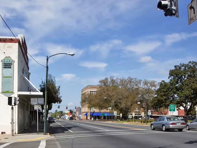 Wide streets and blue skies create Quincy's breathing room&mdash;a refreshing change from the bumper-to-bumper conga line of Florida's coastal cities.