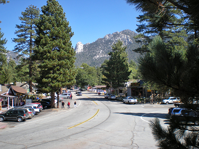 The quintessential mountain main street, where you can practically hear John Denver humming in the background. No traffic lights needed when life moves at pine-tree pace.