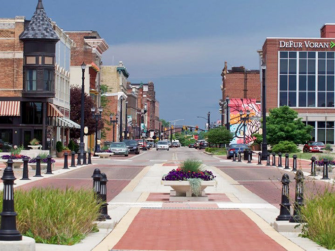 Walnut Street's pedestrian-friendly design makes downtown strolling a pleasure rather than a contact sport. Those planters aren't just pretty&mdash;they're conversation starters.