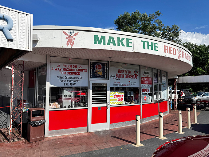 The neon-free fa&ccedil;ade promises no frills, just thrills for your taste buds. Turn on those hazards and prepare for a flavor adventure!