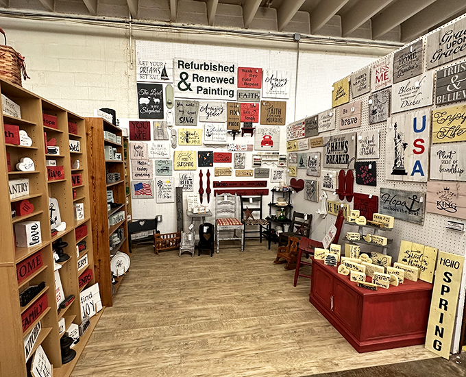 Someone's grandmother clearly had excellent taste, and now her entire living room is up for grabs in this perfectly curated booth.