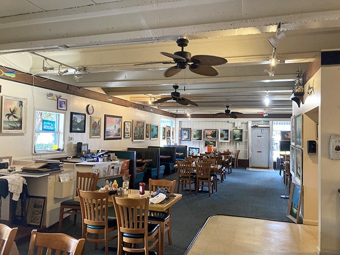 Art-lined walls and cozy wooden tables create that rare atmosphere where time slows down and breakfast becomes an event.