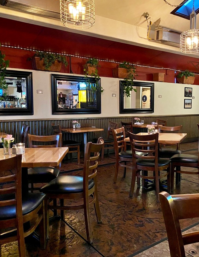 Inside, wooden tables and mirrors create that rare atmosphere where both first dates and family reunions feel equally at home.