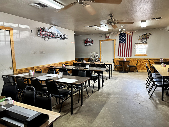 No fancy chandeliers or pretentious decor here&mdash;just honest tables, wood paneling, and an American flag that's seen thousands of satisfied smiles.
